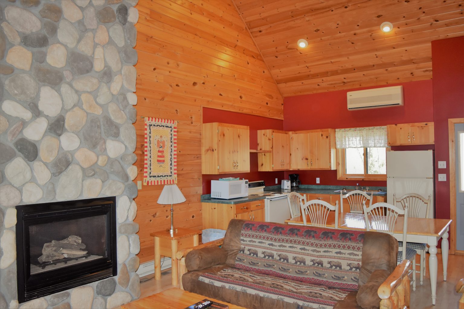 Queen Bee Upper – 3 Bedrooms/2 Baths – Bug-Bee Hive Resort