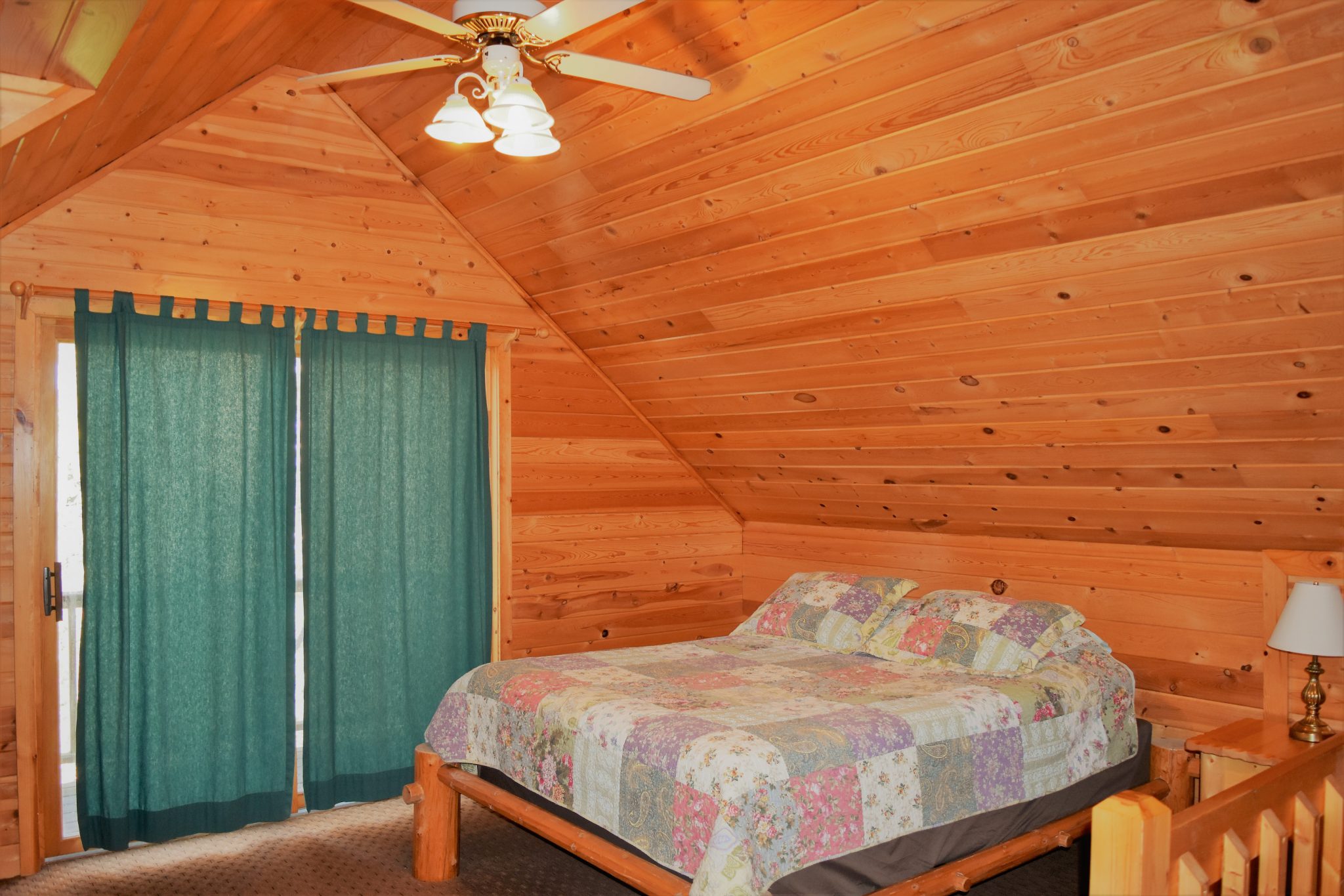 Queen Bee Upper – 3 Bedrooms/2 Baths – Bug-Bee Hive Resort